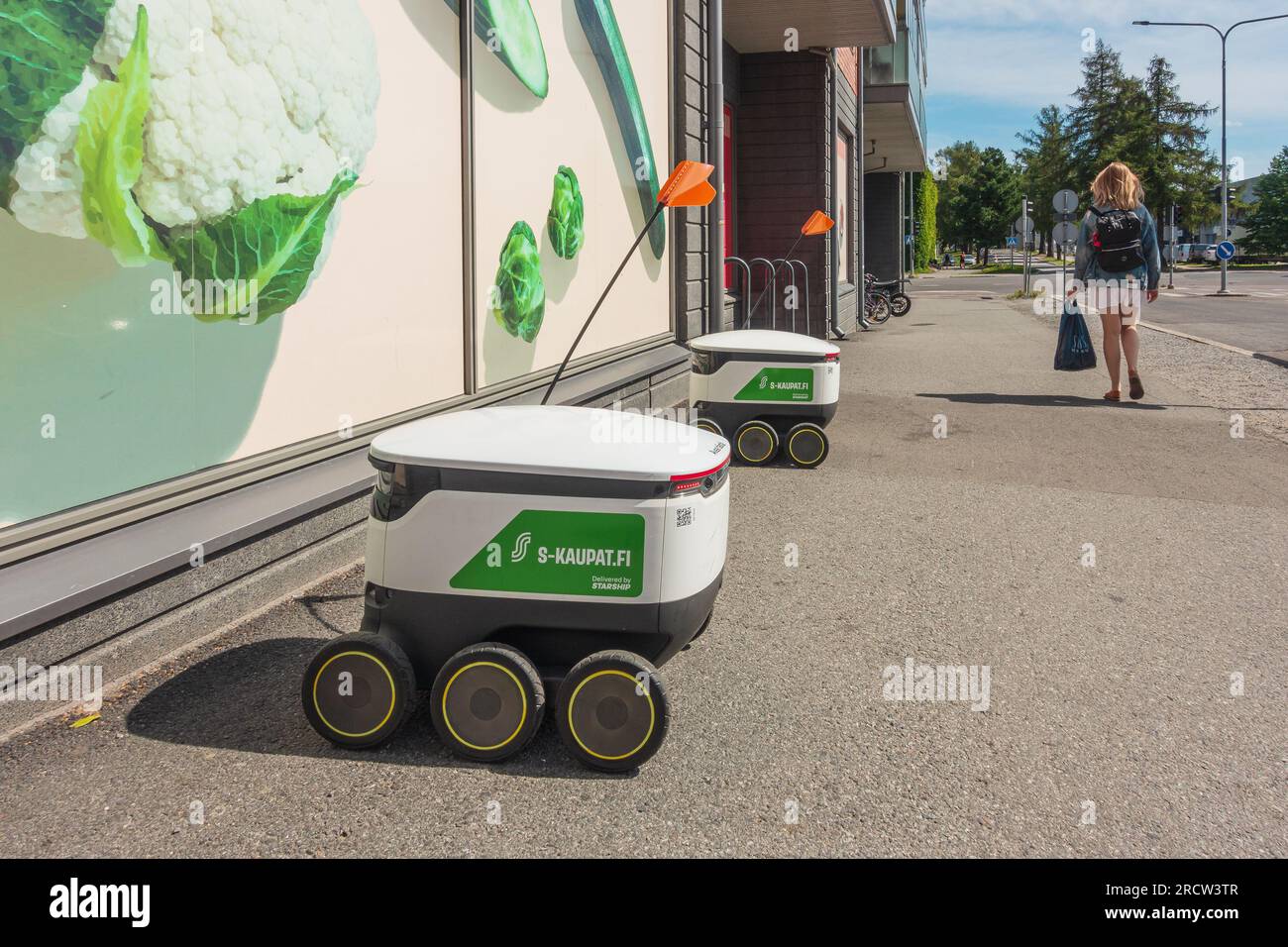 Food delivery robots hi-res stock photography and images - Alamy
