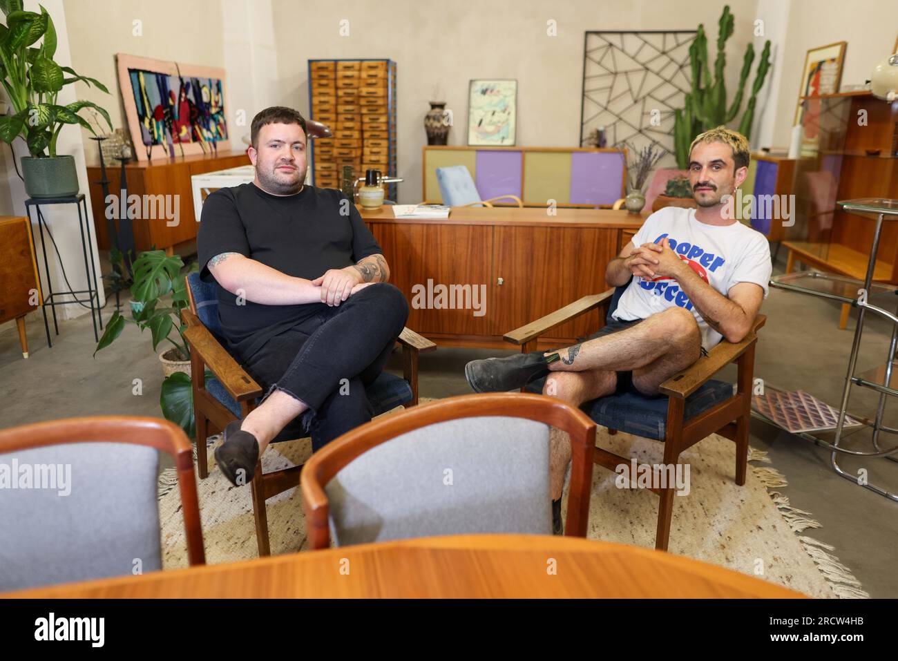 Cantilever chairs hi-res stock photography and images - Alamy