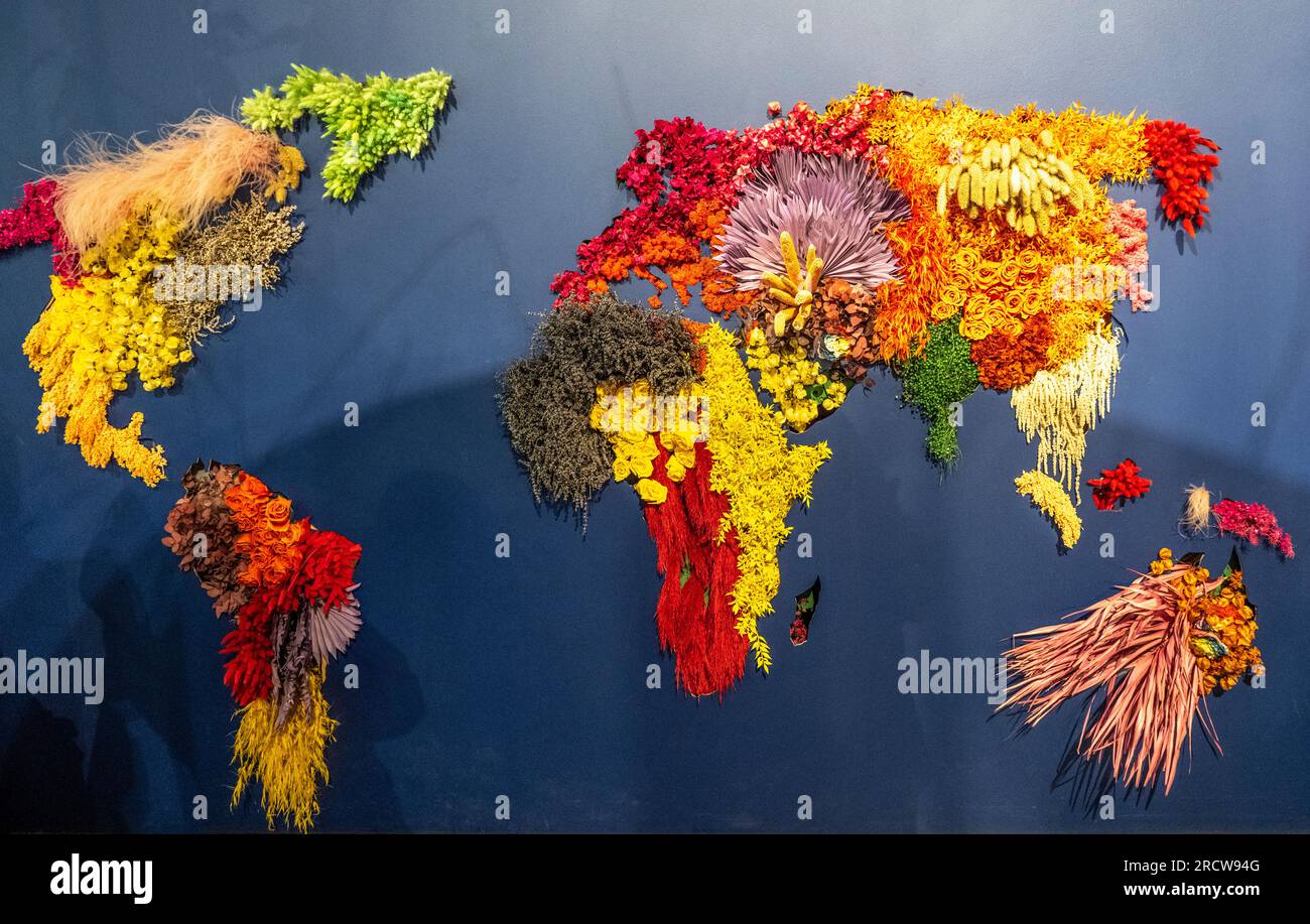 wold map display made from flowers and plants at the Keukenhof Gardens ...