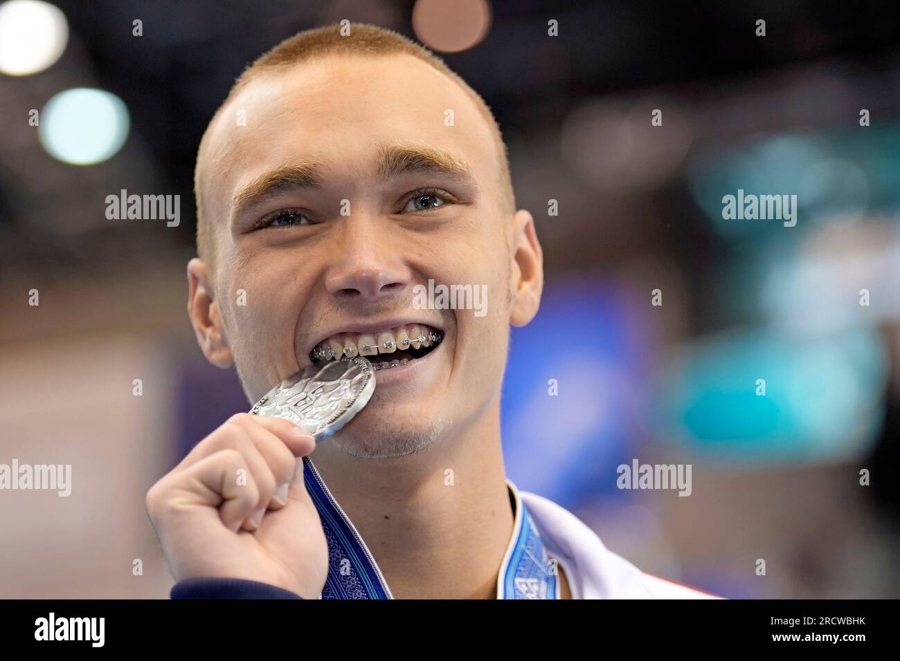 Kenneth Gaudet, of United States, bites his silver medal after ...
