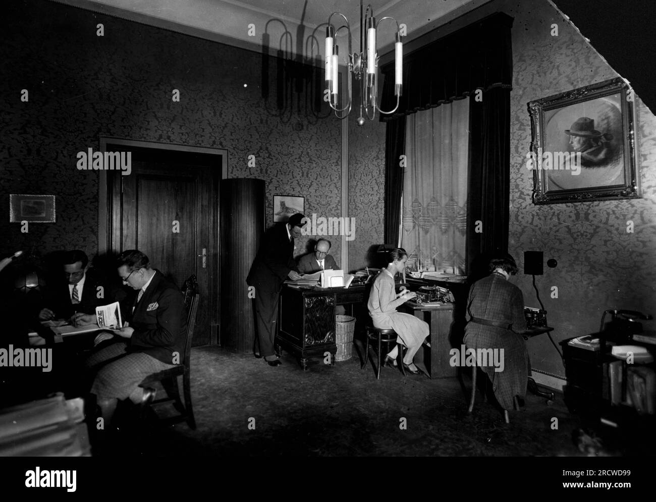 Office 1920s desks hi-res stock photography and images - Alamy