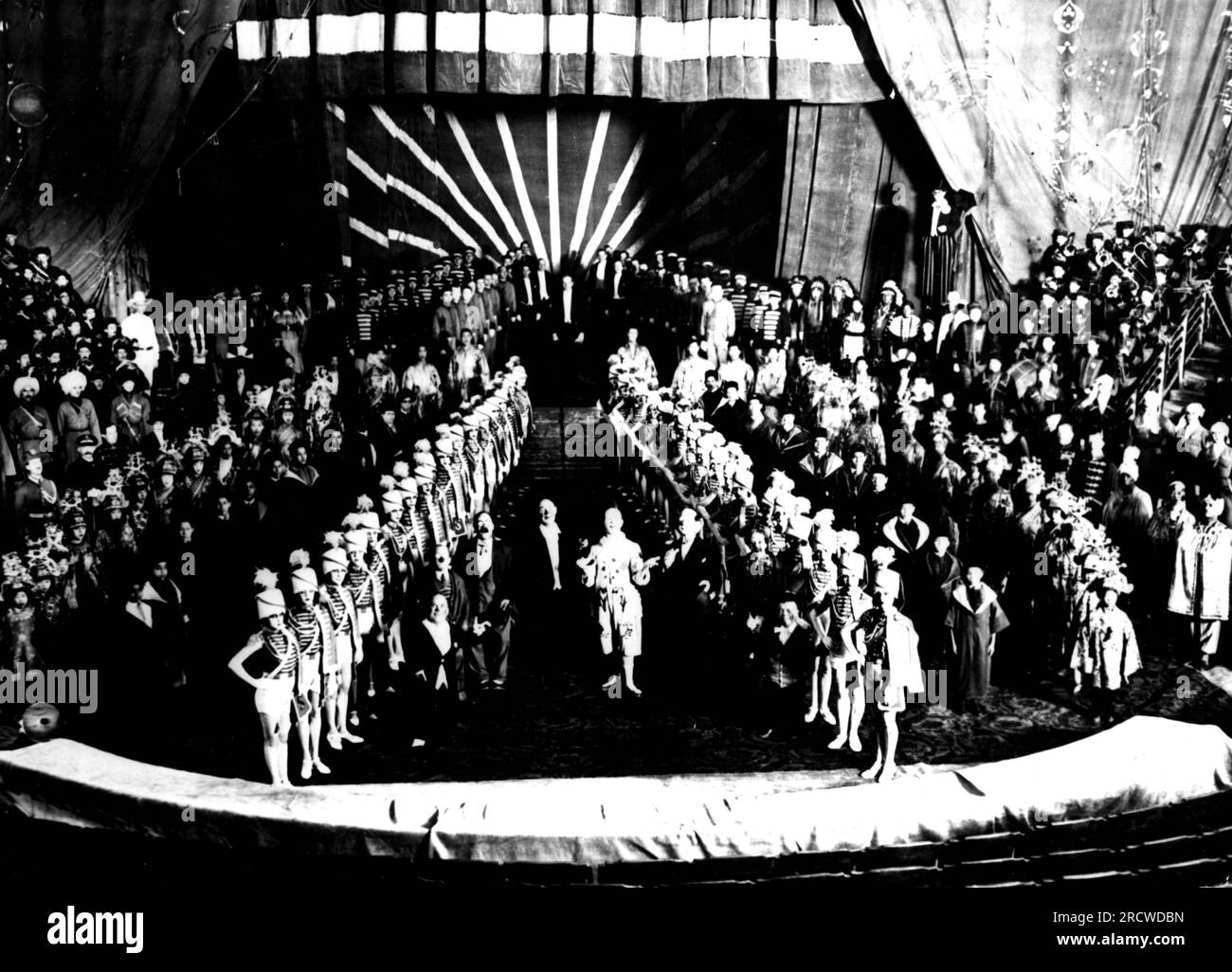 circus, Circus Sarrasani, artists and staff members in the manege ...