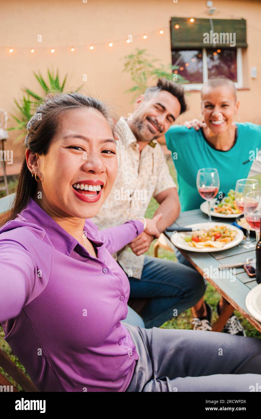 Diverse friends barbeque hi-res stock photography and images - Alamy
