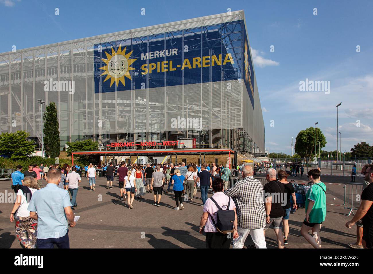 Concert-goers flock to the Arena Düsseldorf, north-west entrance Stock ...