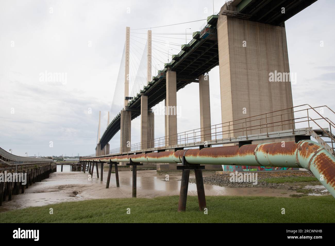 Queen elizabeth ii toll bridge hi-res stock photography and images - Alamy