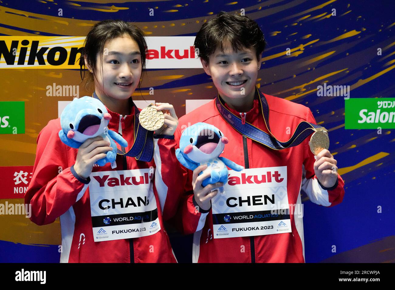 Gold medalist Chang Yani, Chen Yiwen, of China, pose with their medals ...