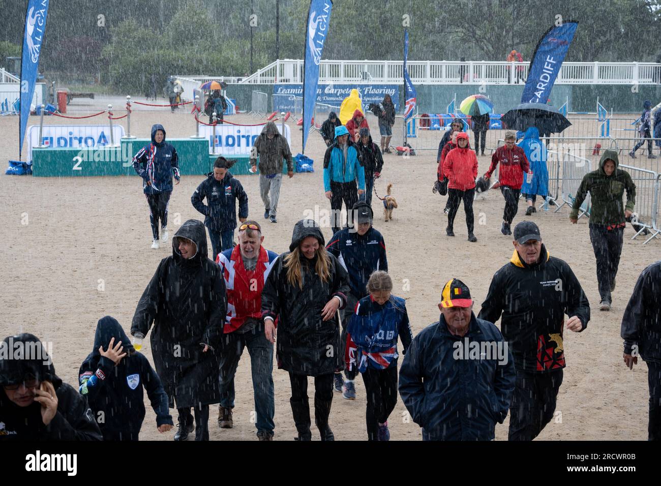 Raining people hi-res stock photography and images - Alamy