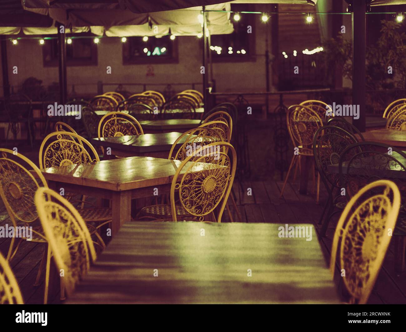 Interior classic restaurant empty tables hi-res stock photography and ...