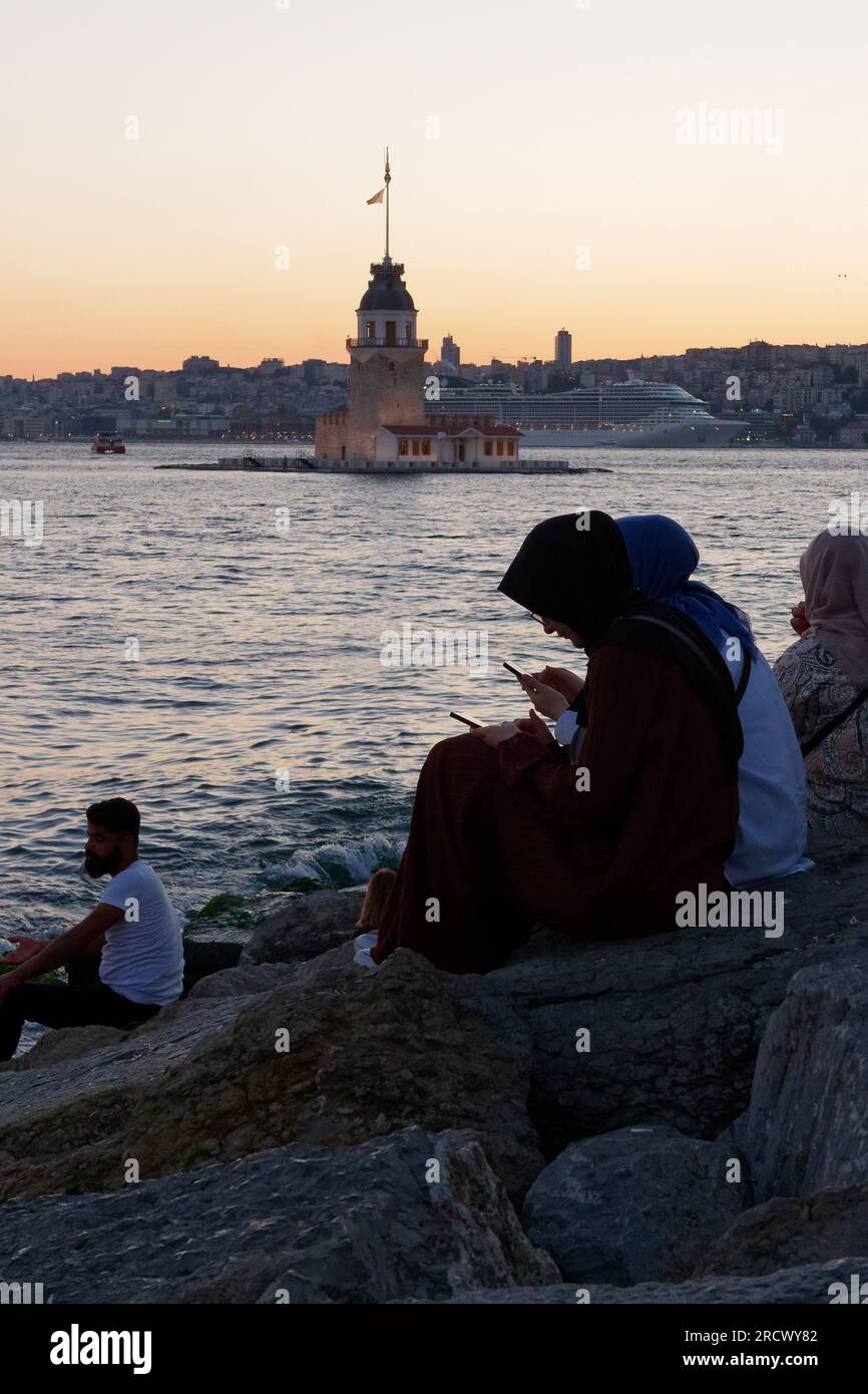 Women sit on rocks hi-res stock photography and images - Alamy