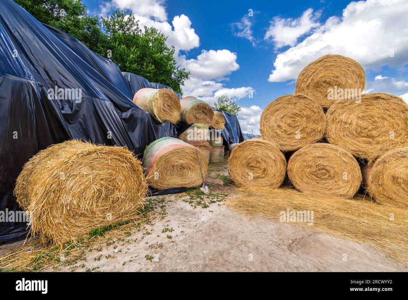 Stack of straw bales hi-res stock photography and images - Alamy