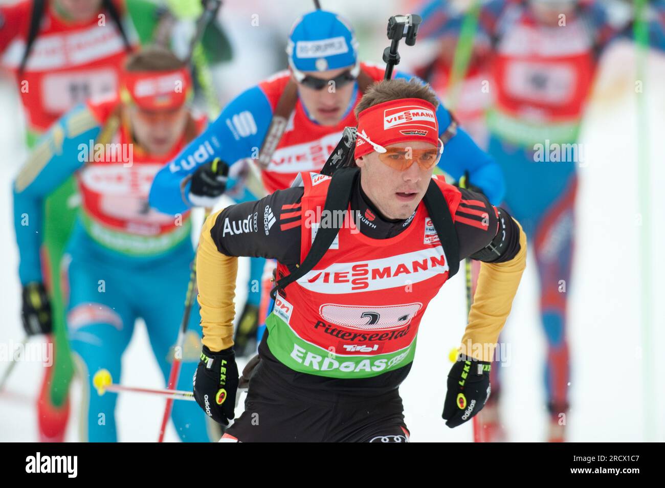 Simon Schempp Aktion beim Staffel Start Biathlon 4 x 7,5 km Staffel der ...