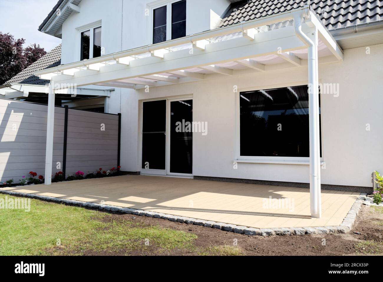 House sideview hi-res stock photography and images - Alamy