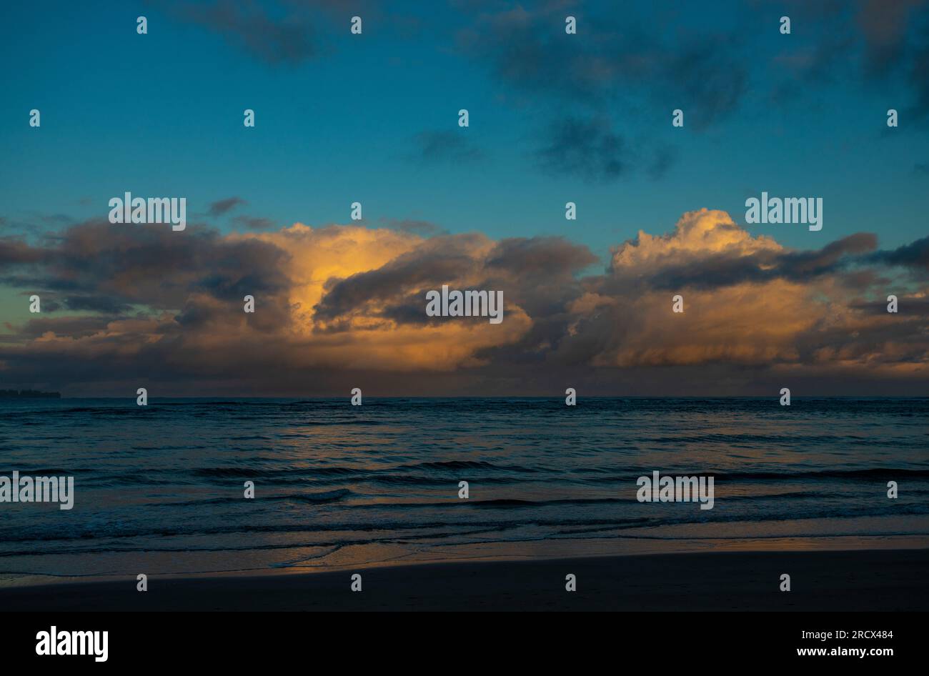 Colorful beach sunset clouds hi-res stock photography and images - Alamy