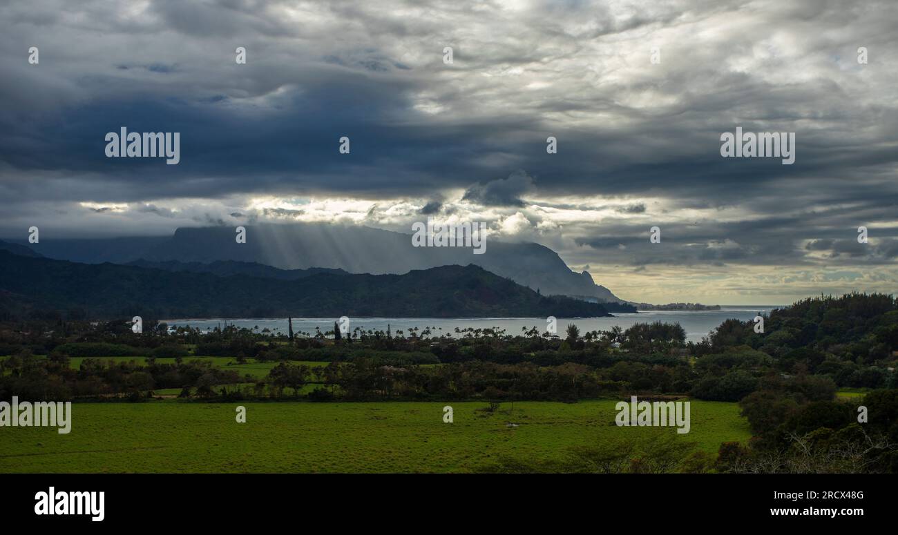 Hanalei Bay with God's rays in cloudy sky, Kauai Stock Photo - Alamy