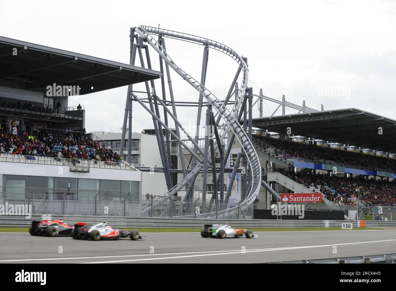 Formel 1 Rennwagen vor der Achterbahn Ringracer auf der Startgeraden ...