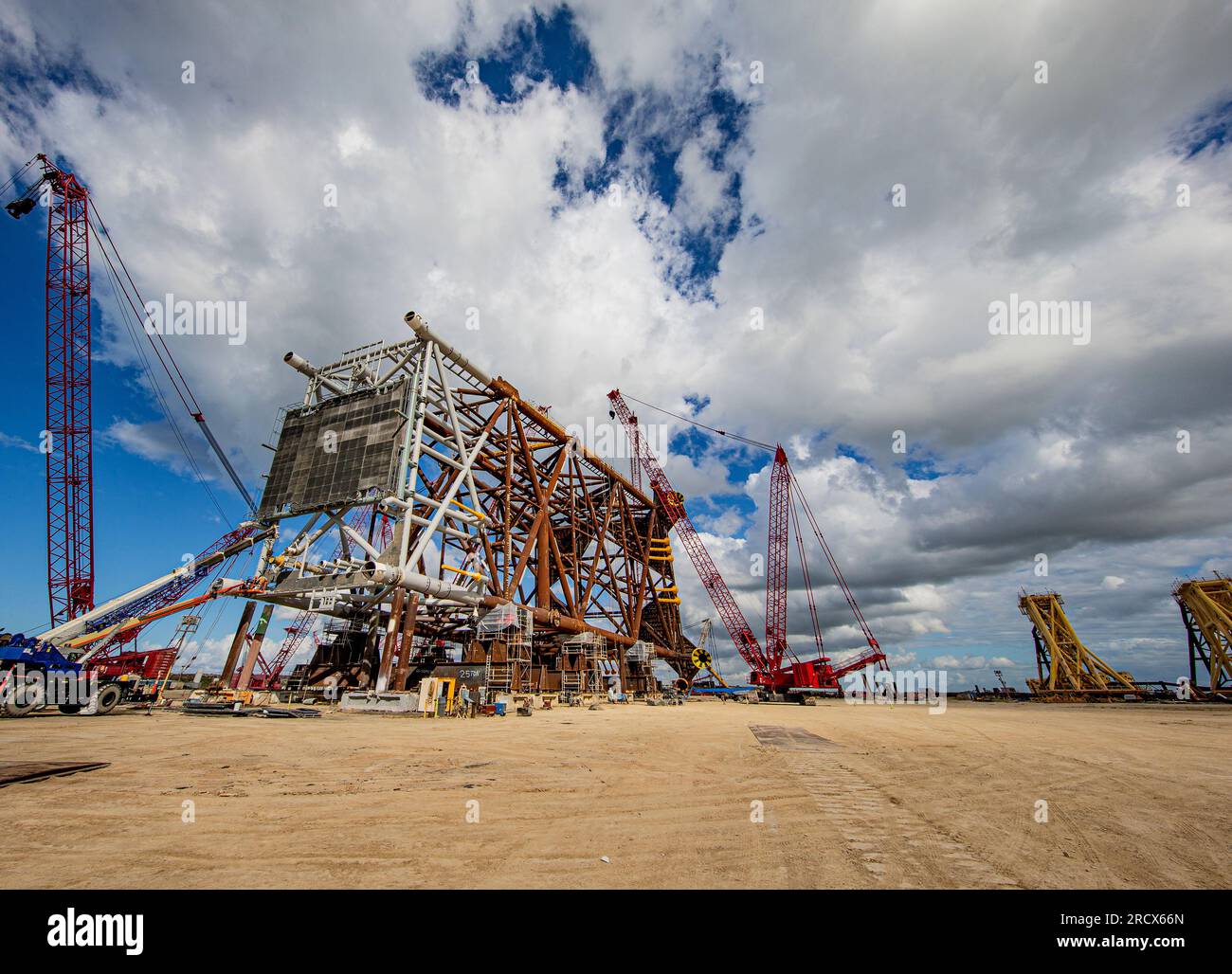 Offshore Platform Construction Stock Photo - Alamy