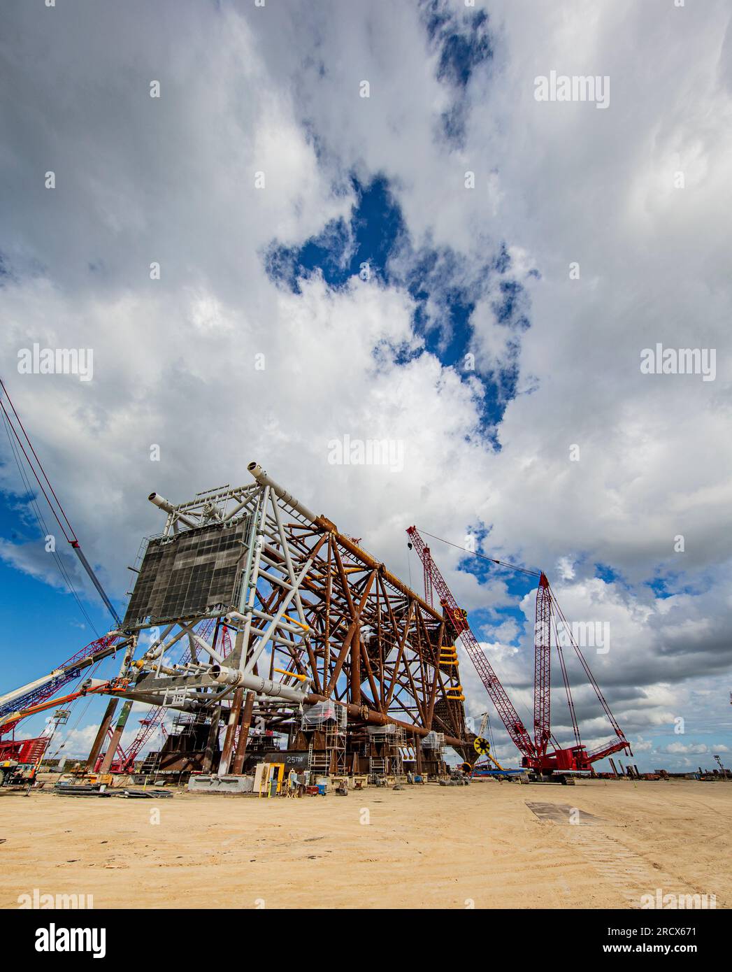 Offshore Platform Construction Stock Photo - Alamy