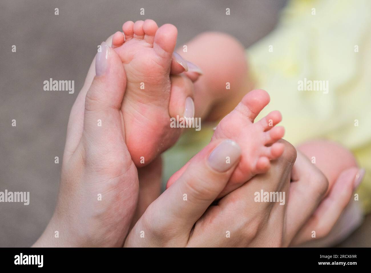 Handles and legs of the newborn baby Stock Photo - Alamy