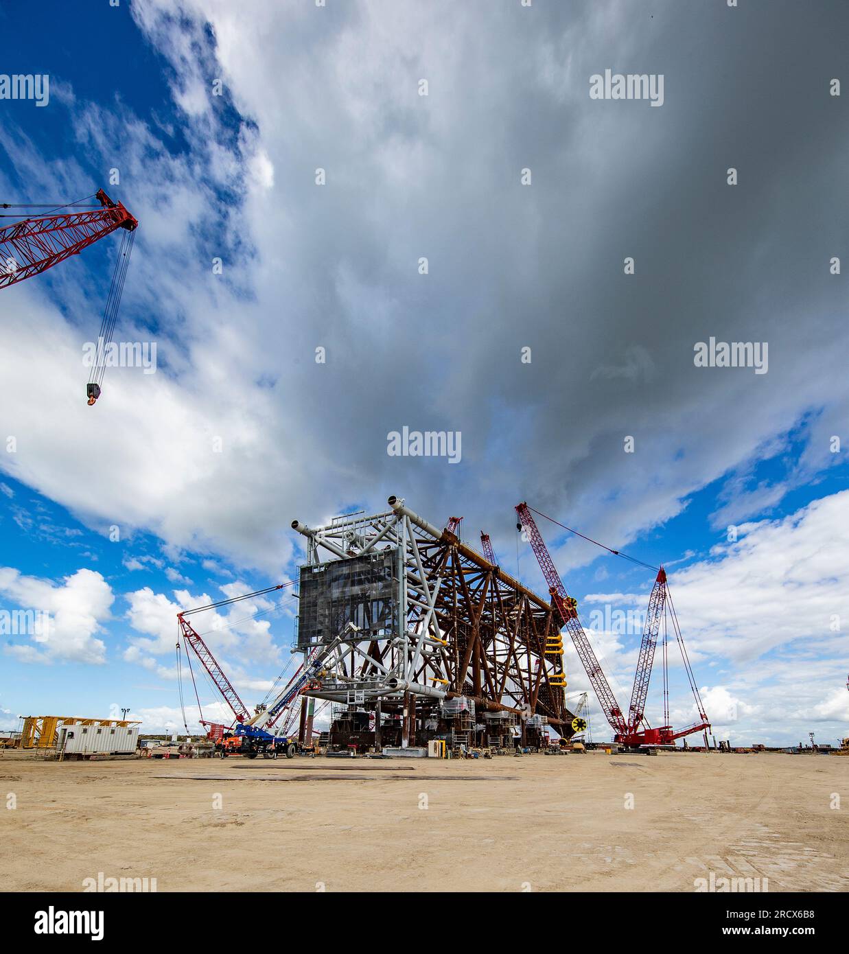 Offshore Platform Construction Stock Photo - Alamy