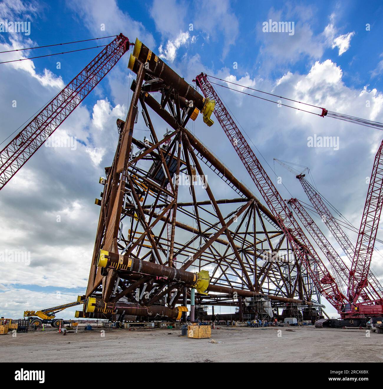 Offshore Platform Construction Stock Photo - Alamy