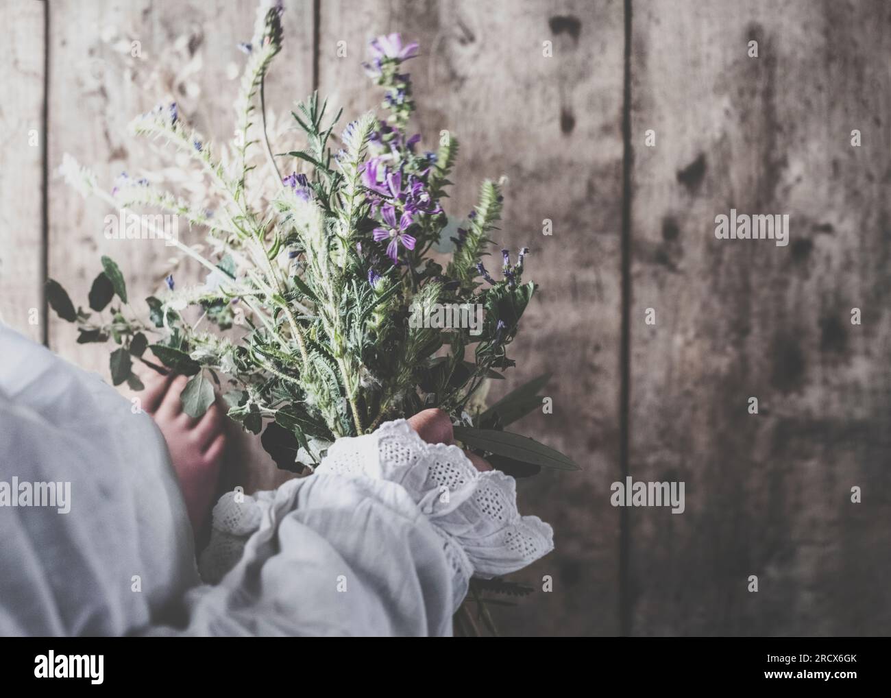 Girl wild flowers hi-res stock photography and images - Alamy