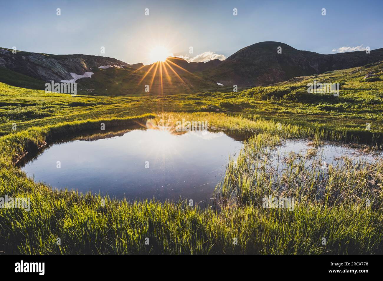 Green mountain setting hi-res stock photography and images - Alamy