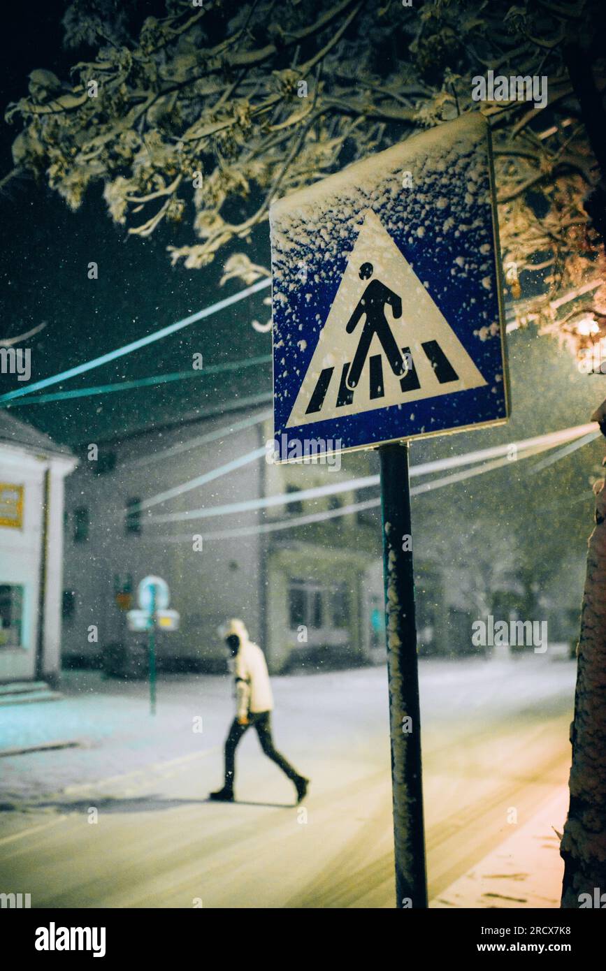 Pedestrian crossing man hi-res stock photography and images - Alamy