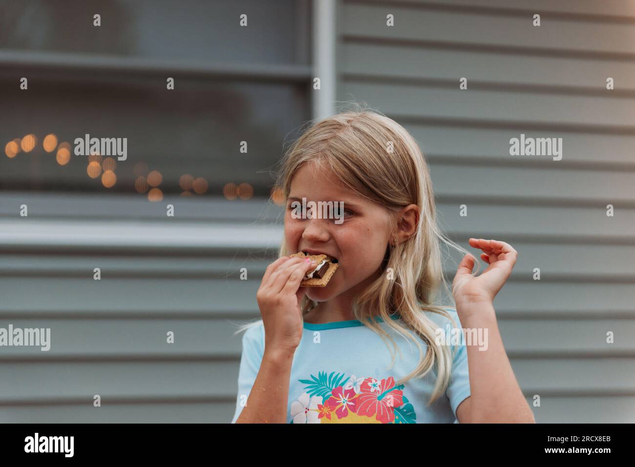 Girl eating smore hi-res stock photography and images - Alamy