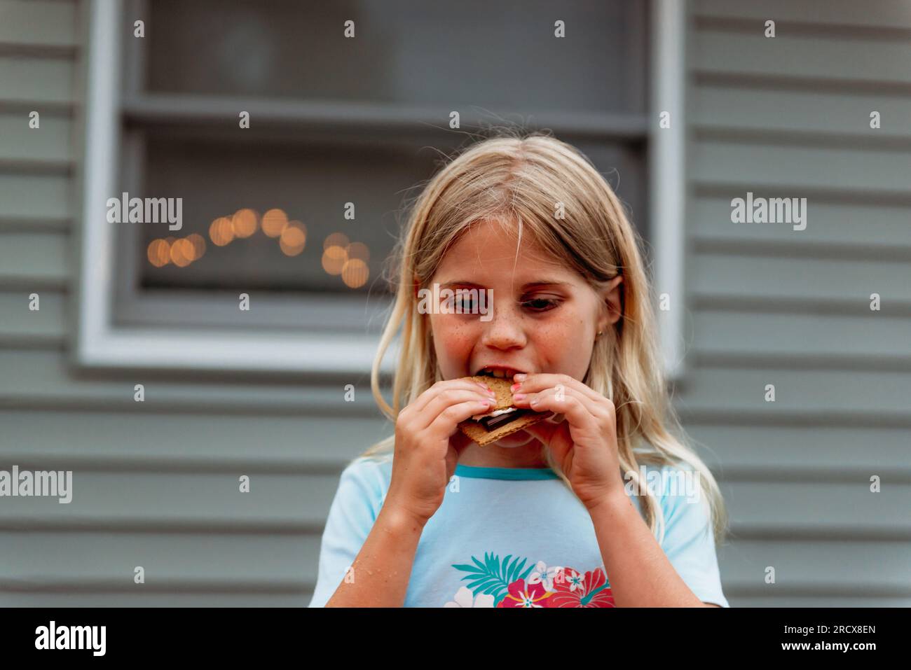 Girl eating smore hi-res stock photography and images - Alamy Girl eating smore hi-res stock photography and images - Alamy