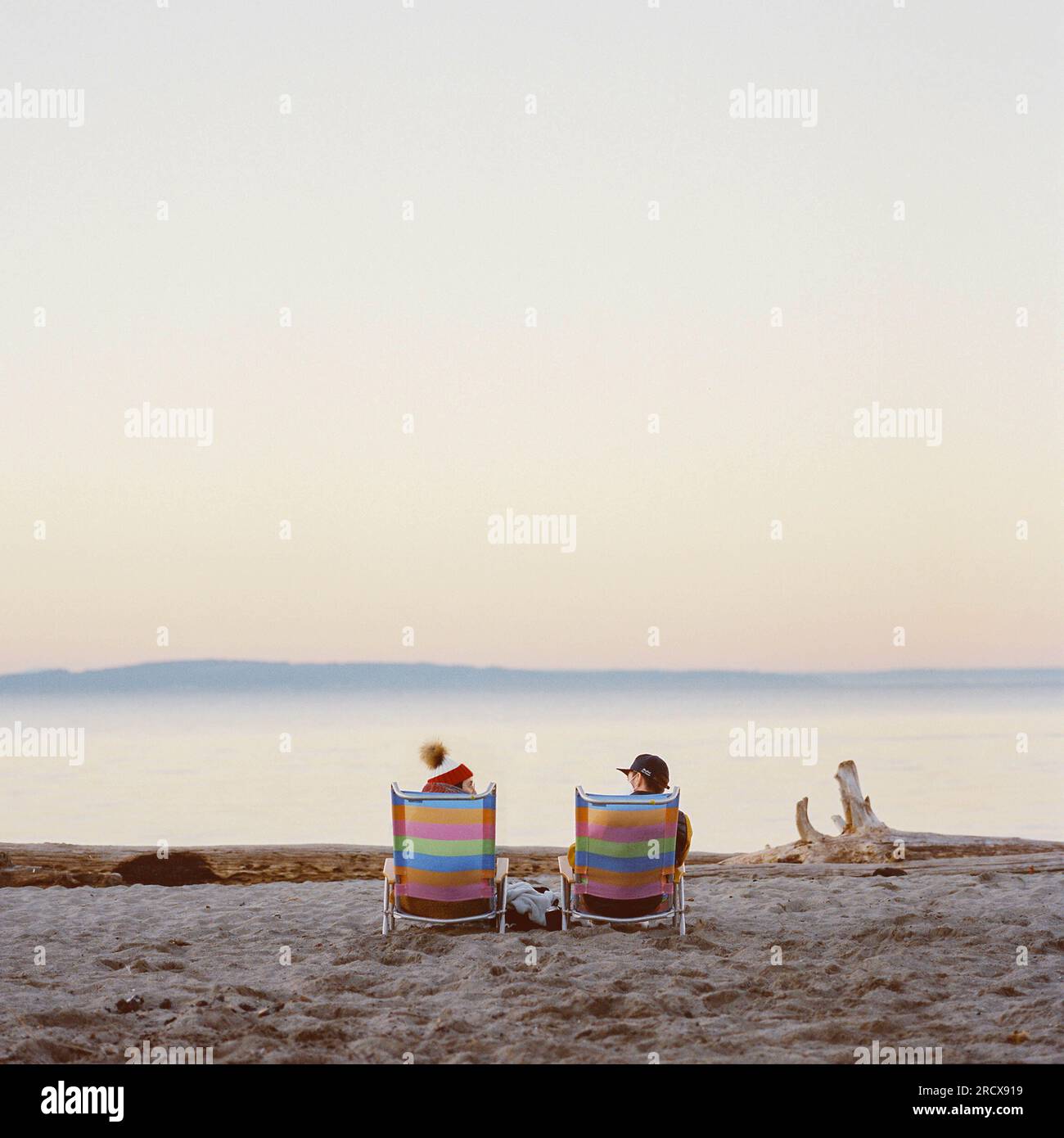 Couple sits on chairs hi-res stock photography and images - Alamy