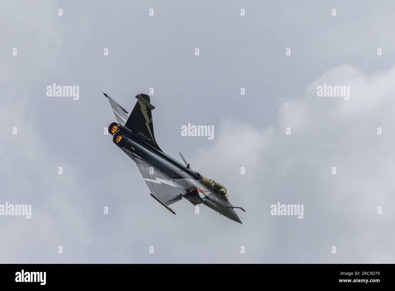The French Rafale takes a nose dive RAF FAIRFORD, ENGLAND IN HEART ...