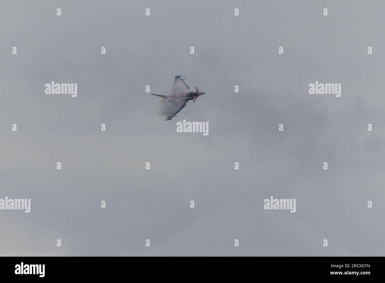The RAF Typhoon battles the cloud RAF FAIRFORD, ENGLAND IN HEART-RACING ...