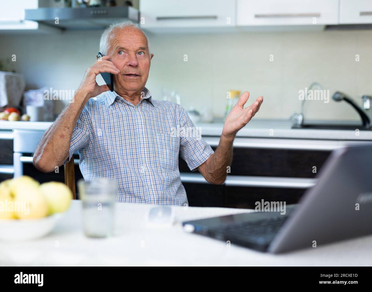 Man buys a phone hi-res stock photography and images - Alamy