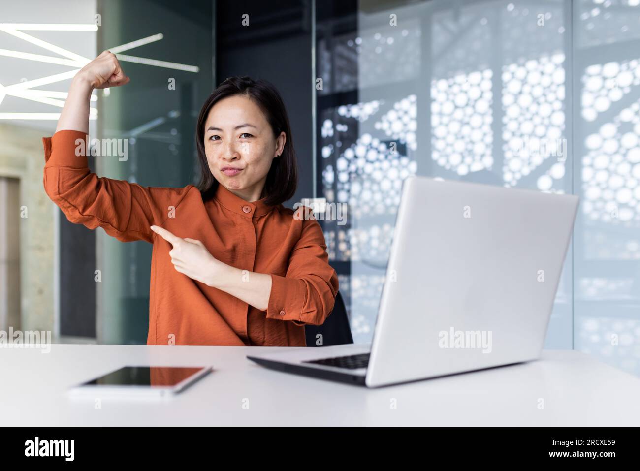 Asian woman sitting desk coding hi-res stock photography and images - Alamy