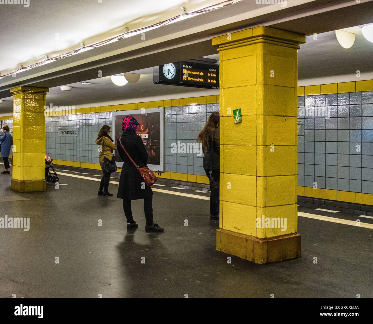 Hermannplatz u bahn railway station hi-res stock photography and images ...