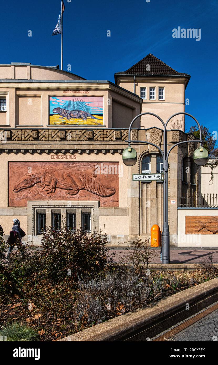 Mural Artwork of Amphibians on Aquarium Building, Olof Palme Platz ...
