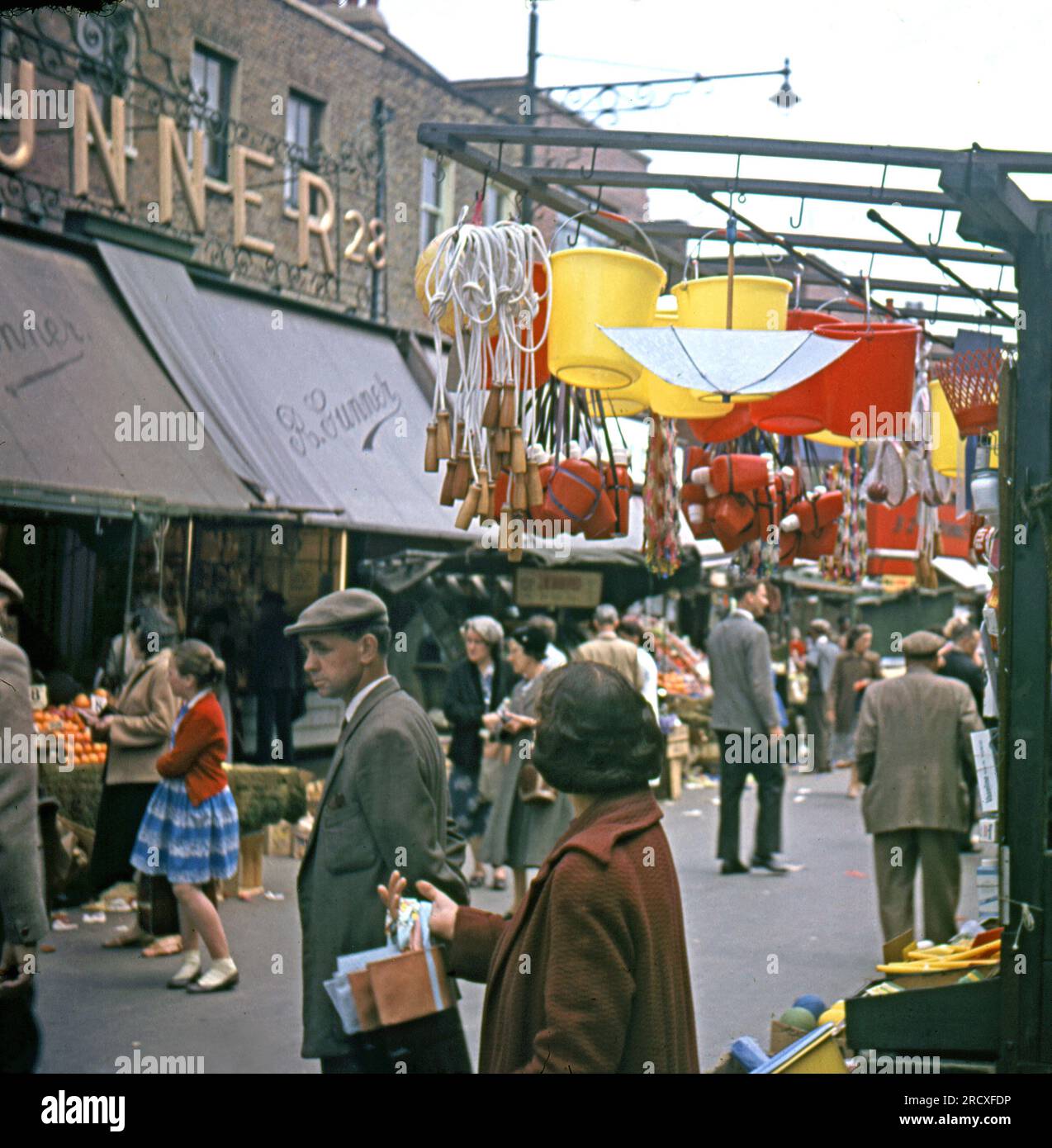 East End street market 1950's Stock Photo - Alamy