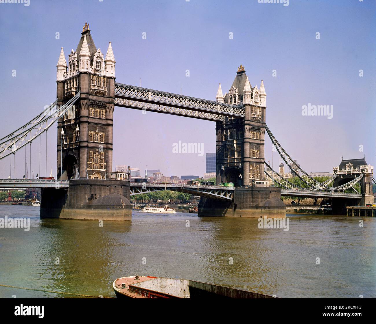 Tower bridge 1960s hi-res stock photography and images - Alamy