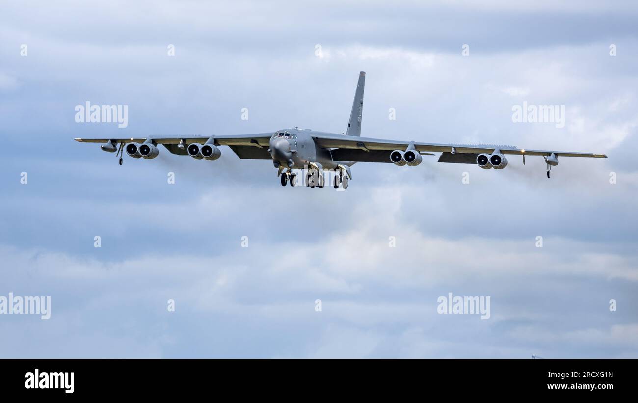 United States Air Force - Boeing B-52H Stratofortress on final approach ...
