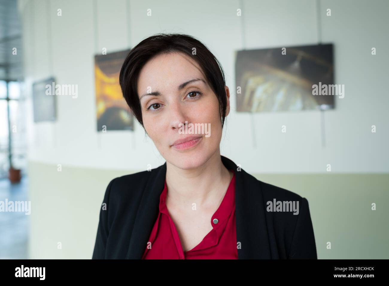 Portrait woman visiting museum hi-res stock photography and images - Alamy