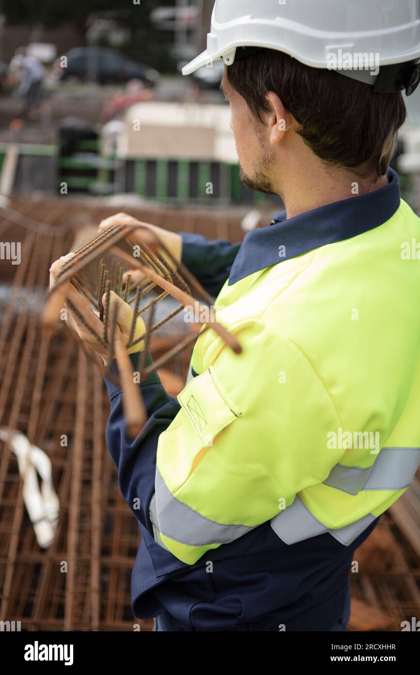 builder man carrying metal mesh Stock Photo - Alamy