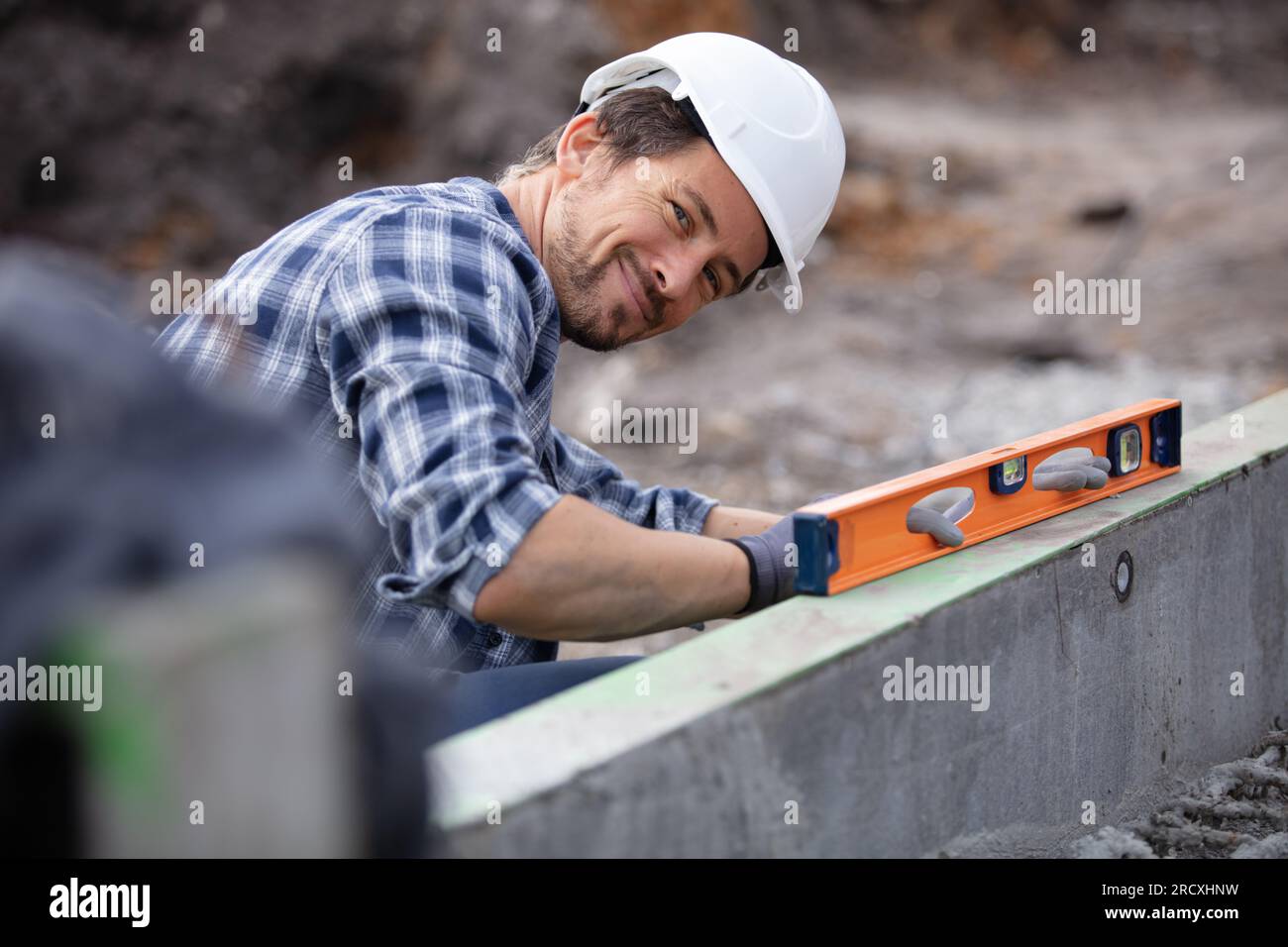 Bricklayer putting down another row hi-res stock photography and images ...