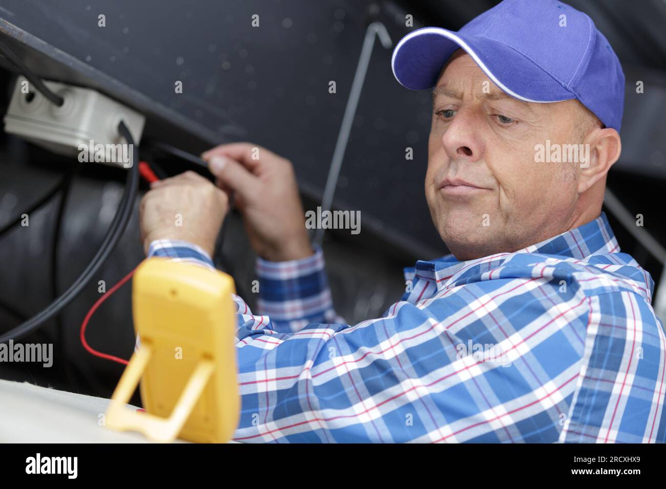 Man reading an electric meter hi-res stock photography and images - Alamy