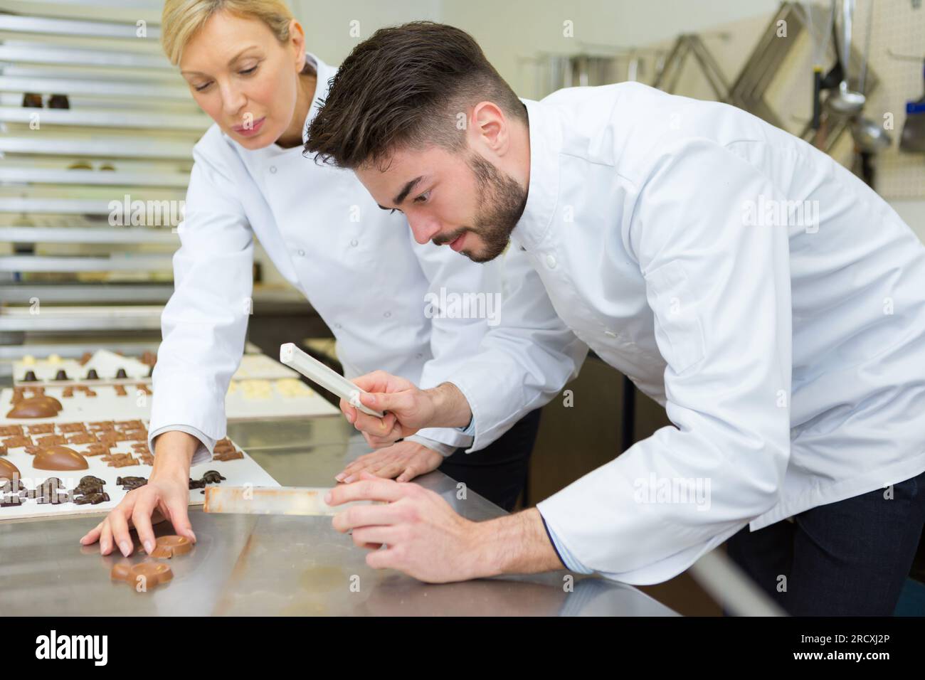 Chefs working chocolate hi-res stock photography and images - Alamy