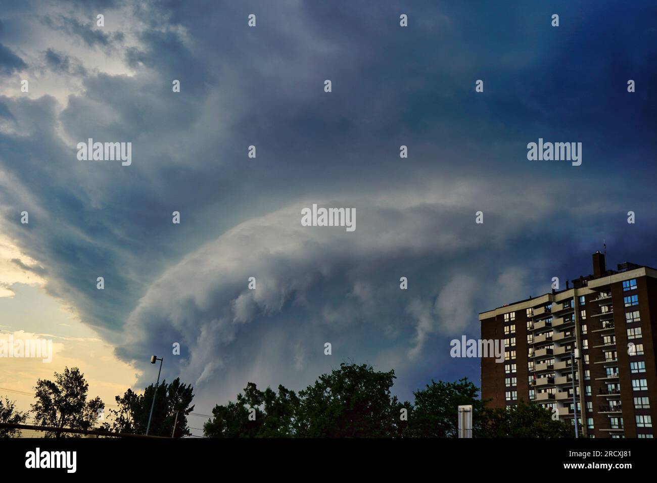 Cloud funnel formation during a violent thunderstorm in Quebec,Canada ...