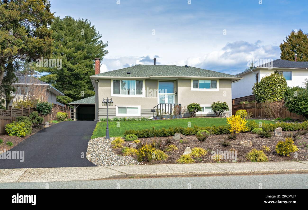 Usual average family hi-res stock photography and images - Alamy