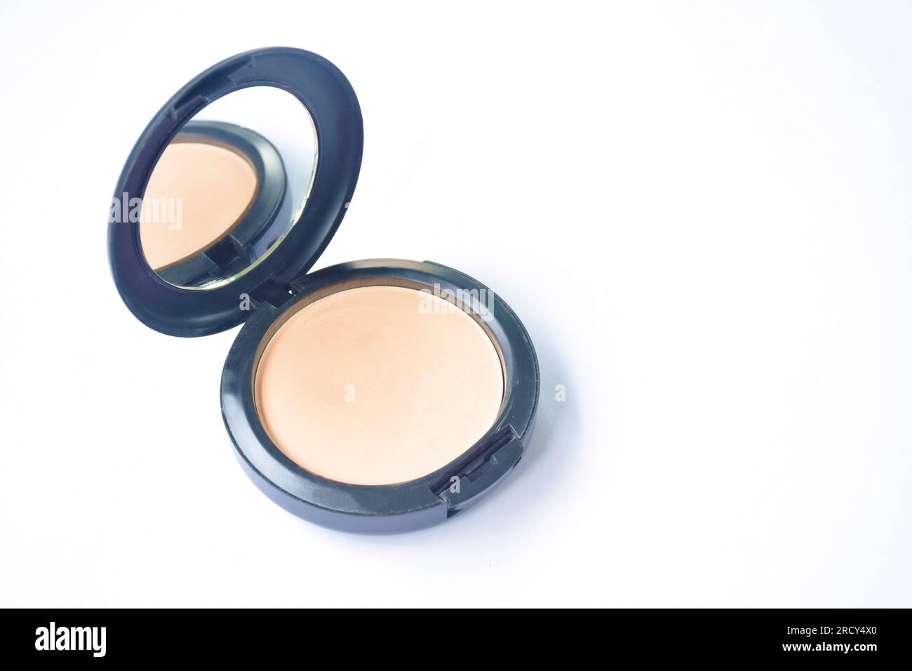 powder puff packaging with mirror on white background Stock Photo - Alamy