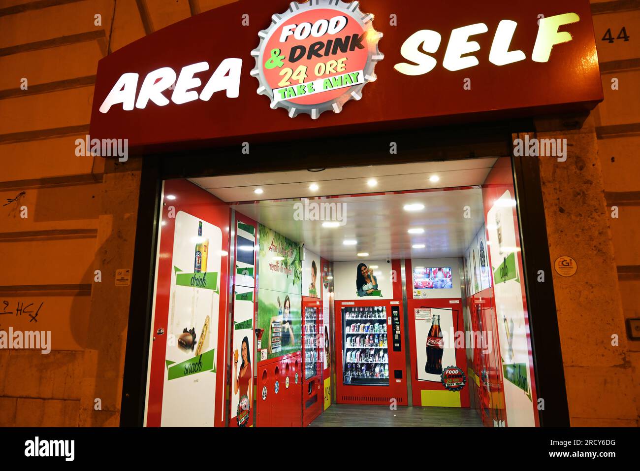 Night shop with vending machines Stock Photo - Alamy