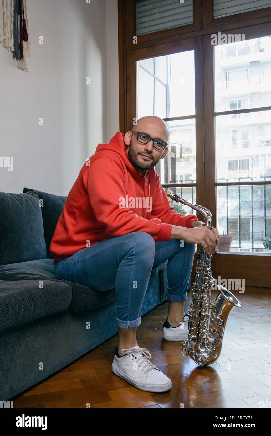 Saxophone profile hi-res stock photography and images - Alamy