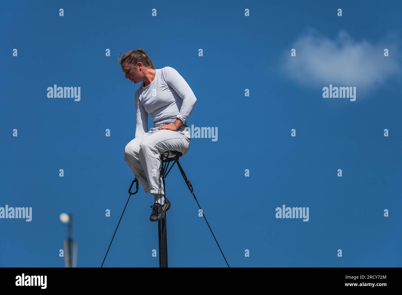 Acrobatic duo hi-res stock photography and images - Alamy